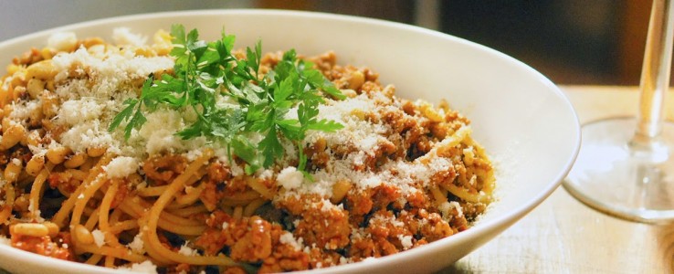 Spaghetti met gehakt, tomatenpuree, peterselie, Grano Padano, spinazie en oregano - Gewoon wat ...