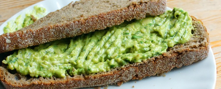 Lunch: Brood met een zelfgemaakte sandwichspread van avocado, munt ...