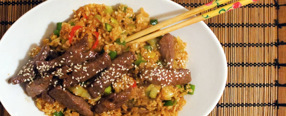Aziatisch: Gebakken rijst met Thaise groentes, rundersteak, sesam en ...