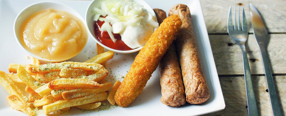 Vette hap: Frites met groene aromat en appelmoes, frikadellen speciaal ...