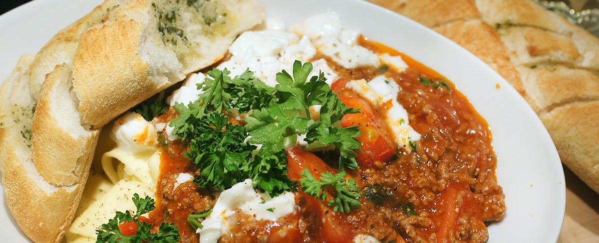 Verse pasta met gehakt, pastasaus, peterselie, mozzarella, tomaten en ...