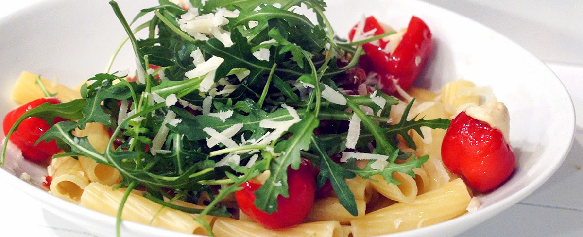 Vega: Pasta met champignons, tomatensaus, rucola, parmezaanse kaas en ...