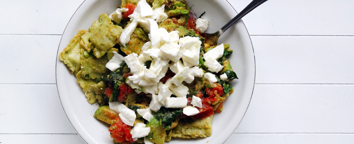 Ravioli met warme avocado, tomaat, spinazie en mozzarella - Gewoon wat ...