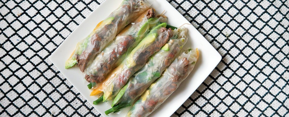 Springrolls met biefstuk, mango, avocado, boontjes, rijst en taugé ...