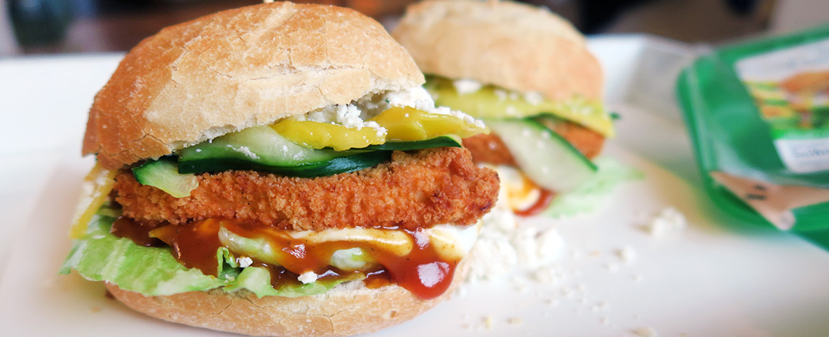 Vegetarische kipschnitzel op een broodje met mango, geitenkaas ...