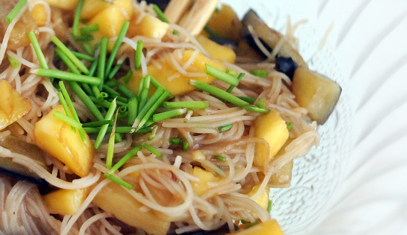 Mihoen met aubergine en mango - Gewoon wat een studentje 's avonds eet