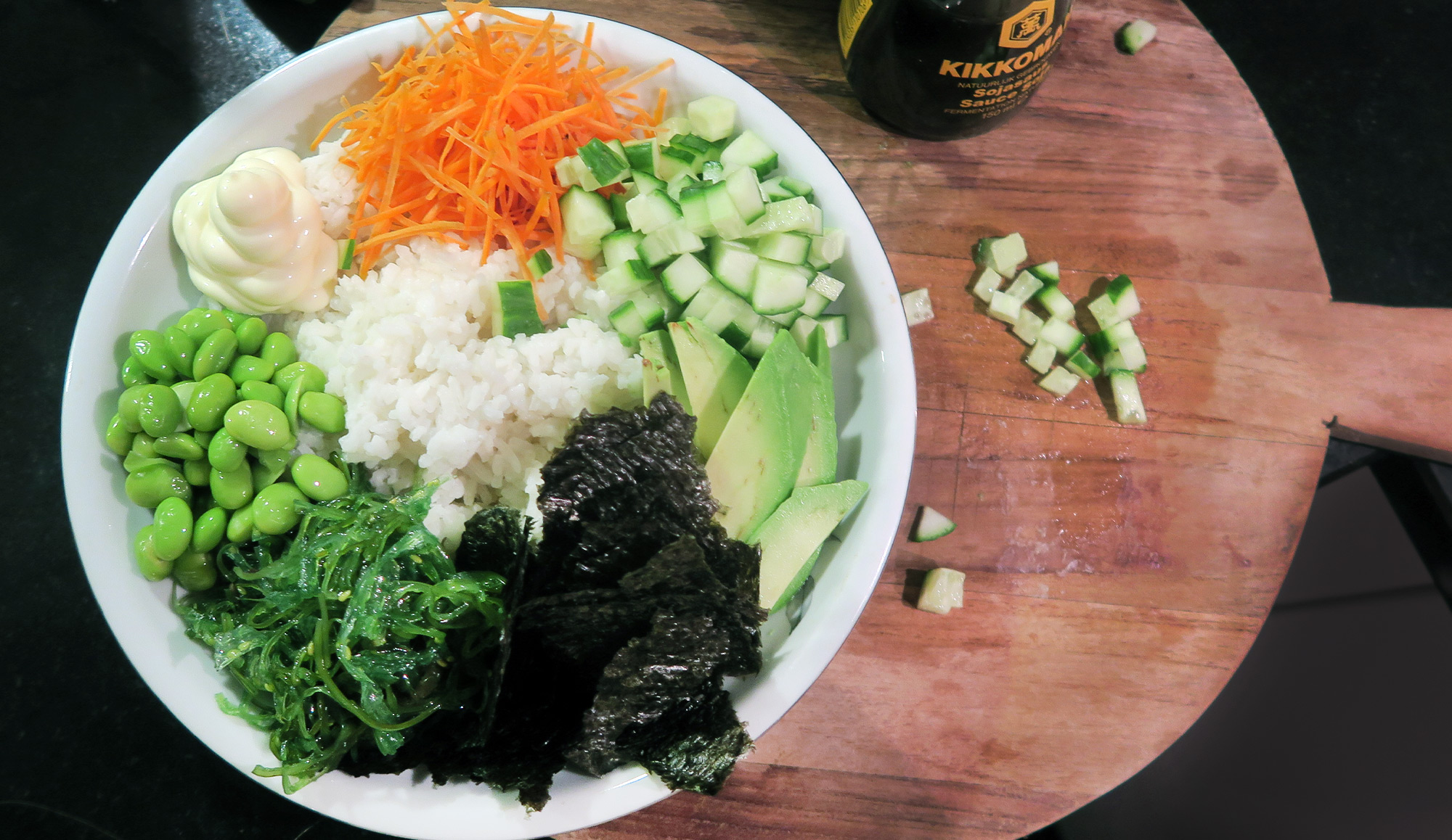 Vega: sushi bowl met avocado, wortel, wakame, edamame, nori, soya en ...