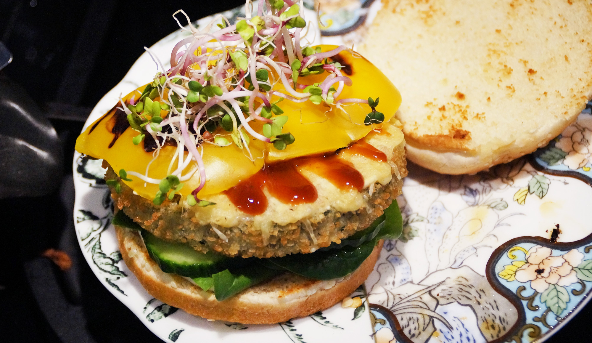 Vega burger met kaas, paprika, knoflooksaus en spinazie - Gewoon wat ...