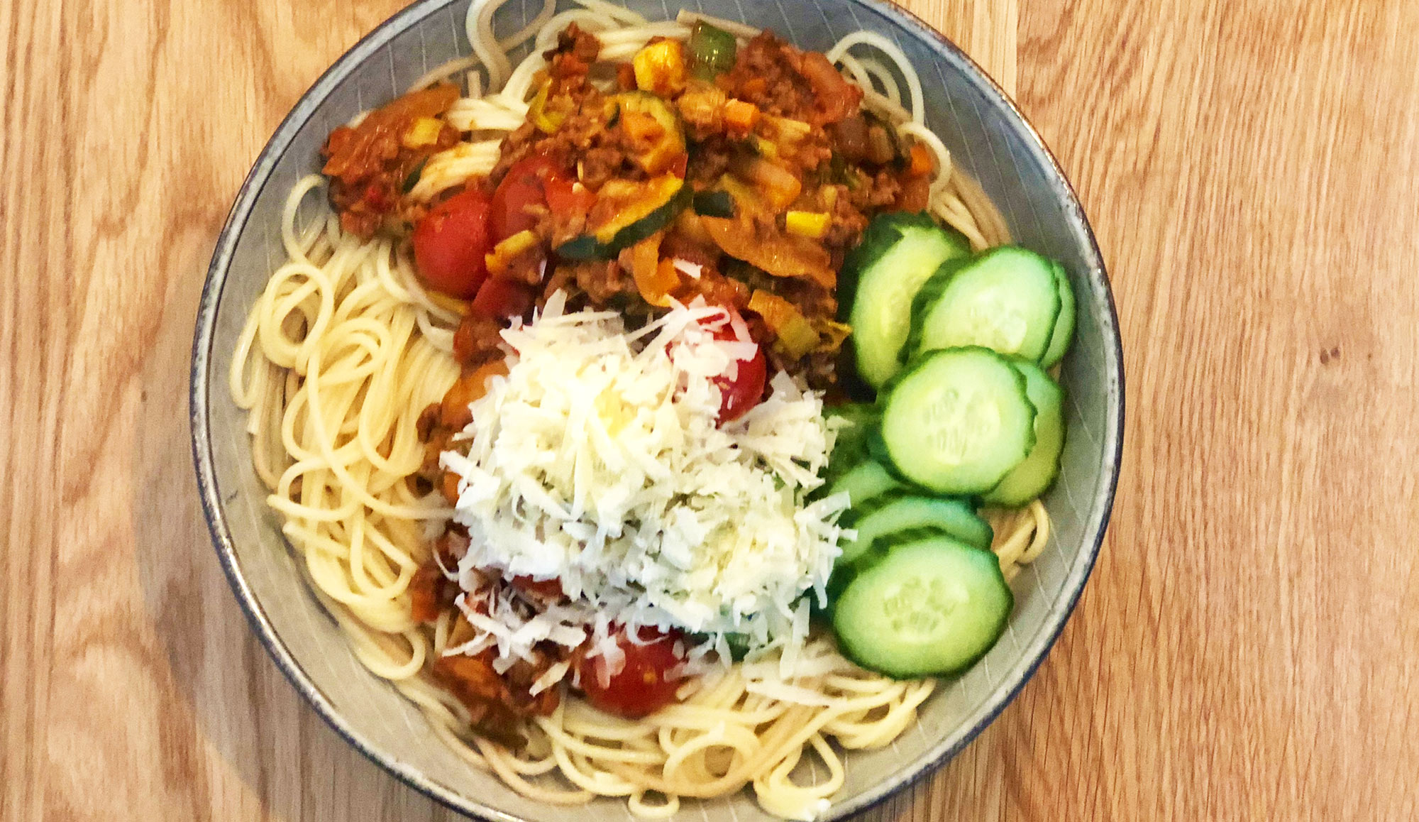 Spaghetti bolognese met hele tomaatjes - Gewoon wat een studentje 's ...