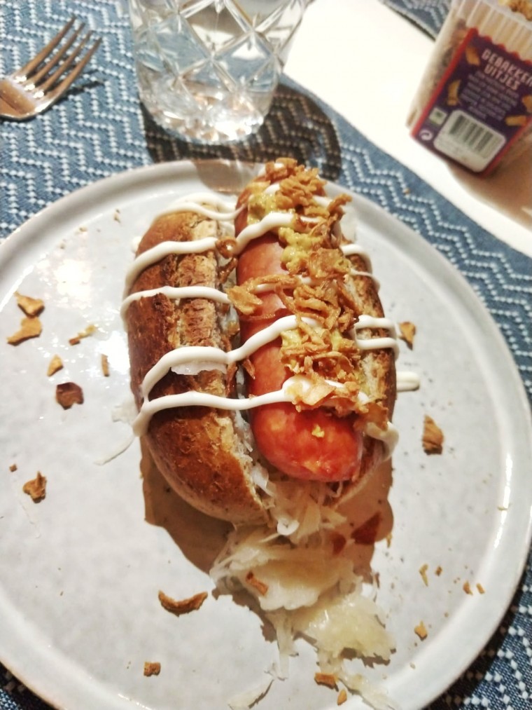 Broodje rookworst met zuurkool, mosterd, mayo en gebakken uitjes ...