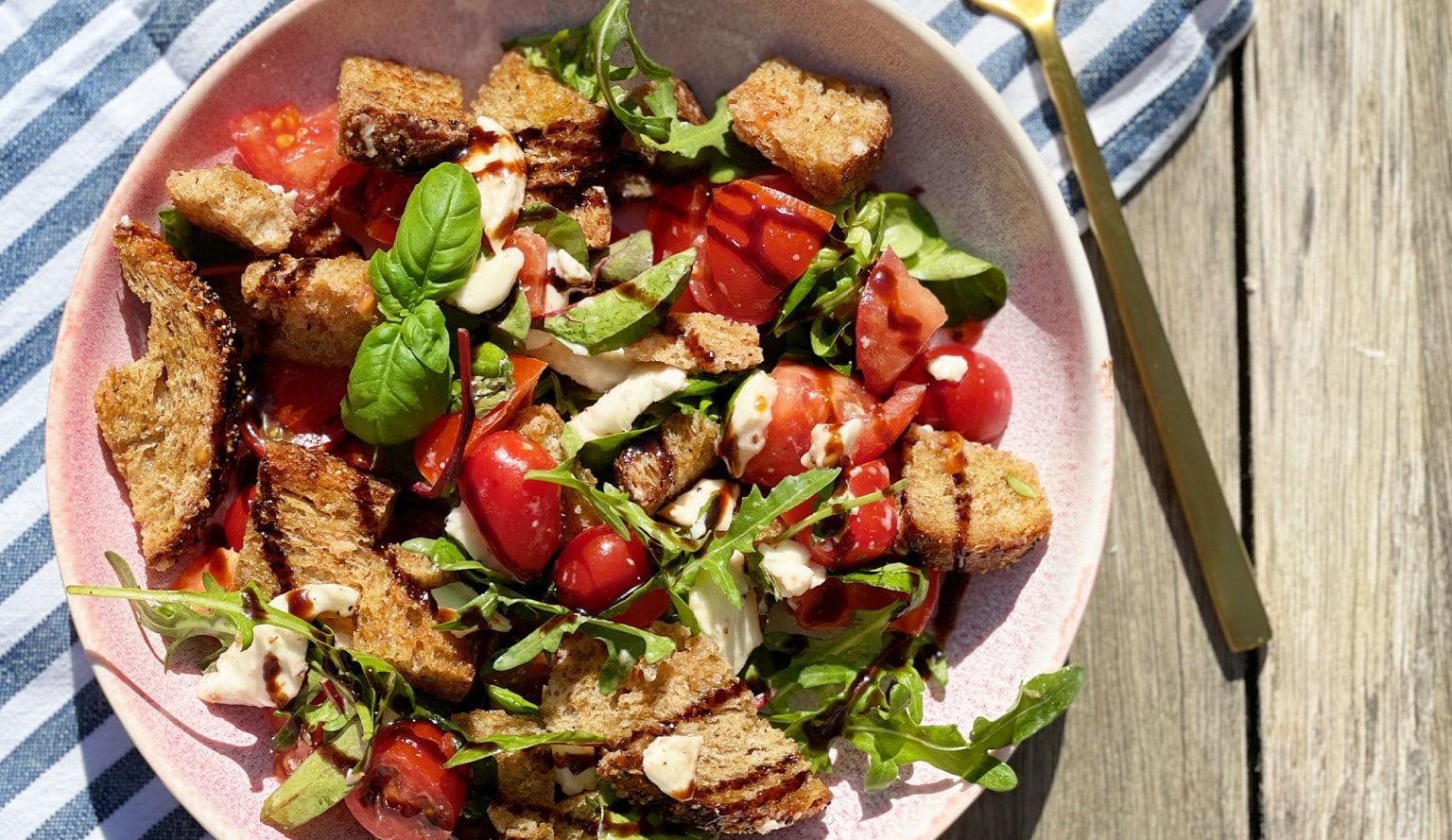 Italiaanse broodsalade met mozzarella, tomaat en balsamico - Gewoon wat ...