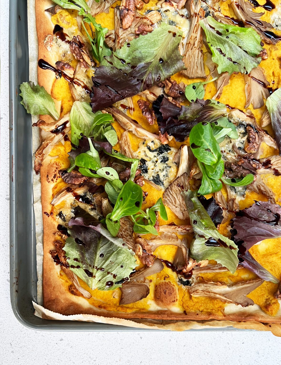 Herfstige plaattaart met blauwe kaas en walnoten - Gewoo...