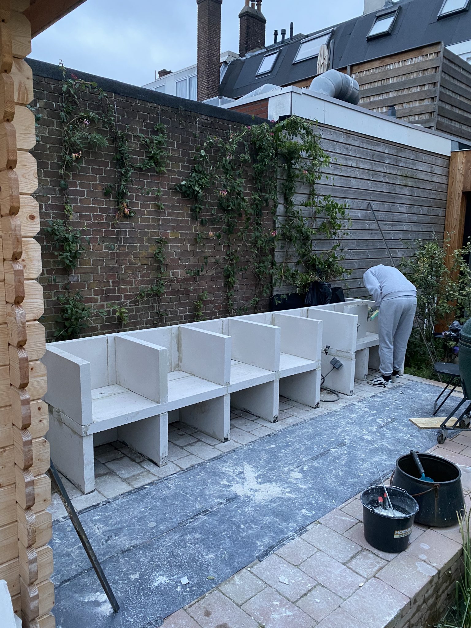 DIY: buitenkeuken van betonblokken met geblokte tegels